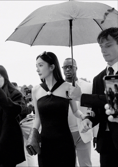 巴黎时装周2024春夏秀场直击，2024流行趋势早知道！|巴黎时装周|秀场|罗意威|创意总监|爱马仕_新浪新闻