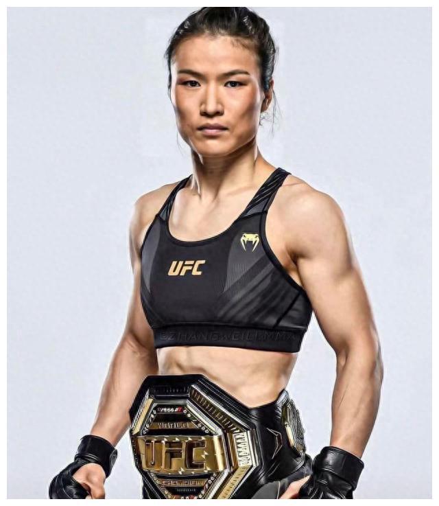 张伟丽一拳将奥尼尔高举！成中国首位UFC冠军，夺得金腰带！|高举|张伟丽|奥尼尔_新浪新闻