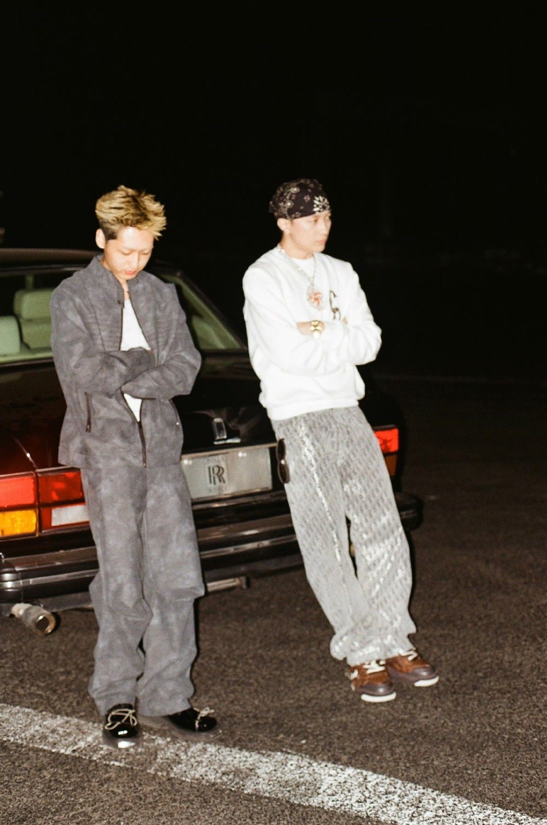 ASEN晒出和BSEN的合影 🔥 哪个是ASEN ？|合影_新浪新闻