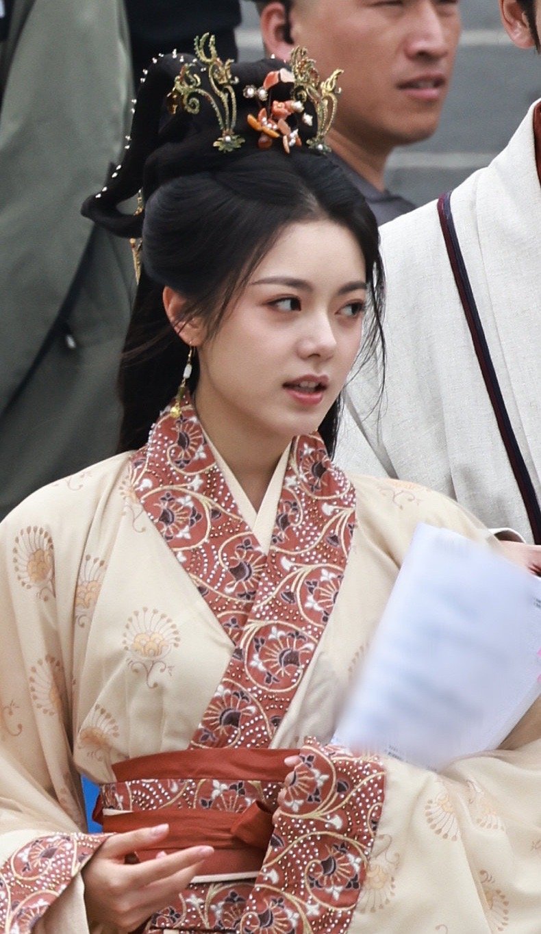 赵今麦张凌赫度华年生图路透，挺好看的……|赵今麦|张凌赫|路透_新浪新闻