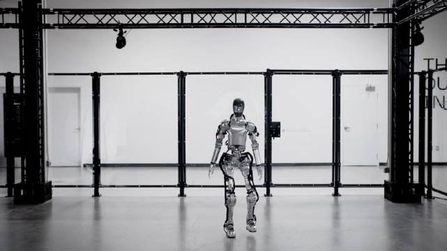 Figure团队成立12个月后，他们Figure 01 机器人能够双足行走了……|机器人|软件_新浪新闻
