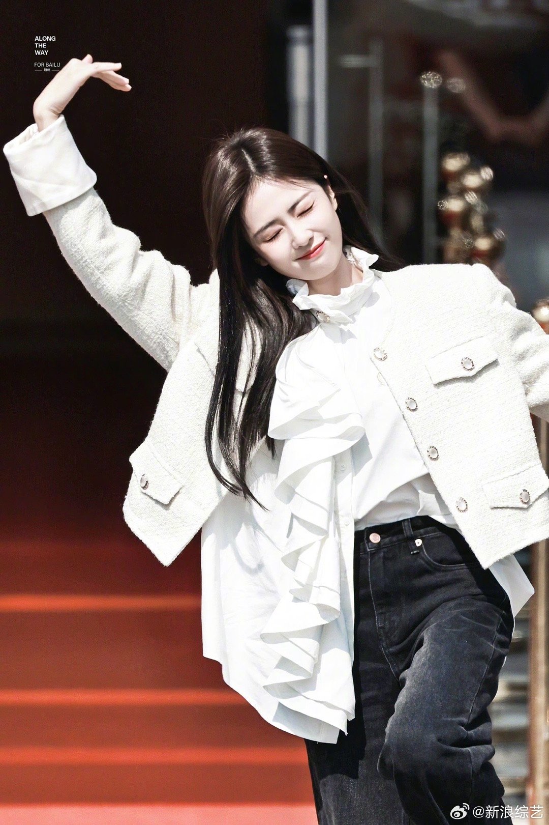 今日份@白鹿my hi6上班路透来袭~白衣造型优雅不失可爱……|路透|白鹿_新浪新闻