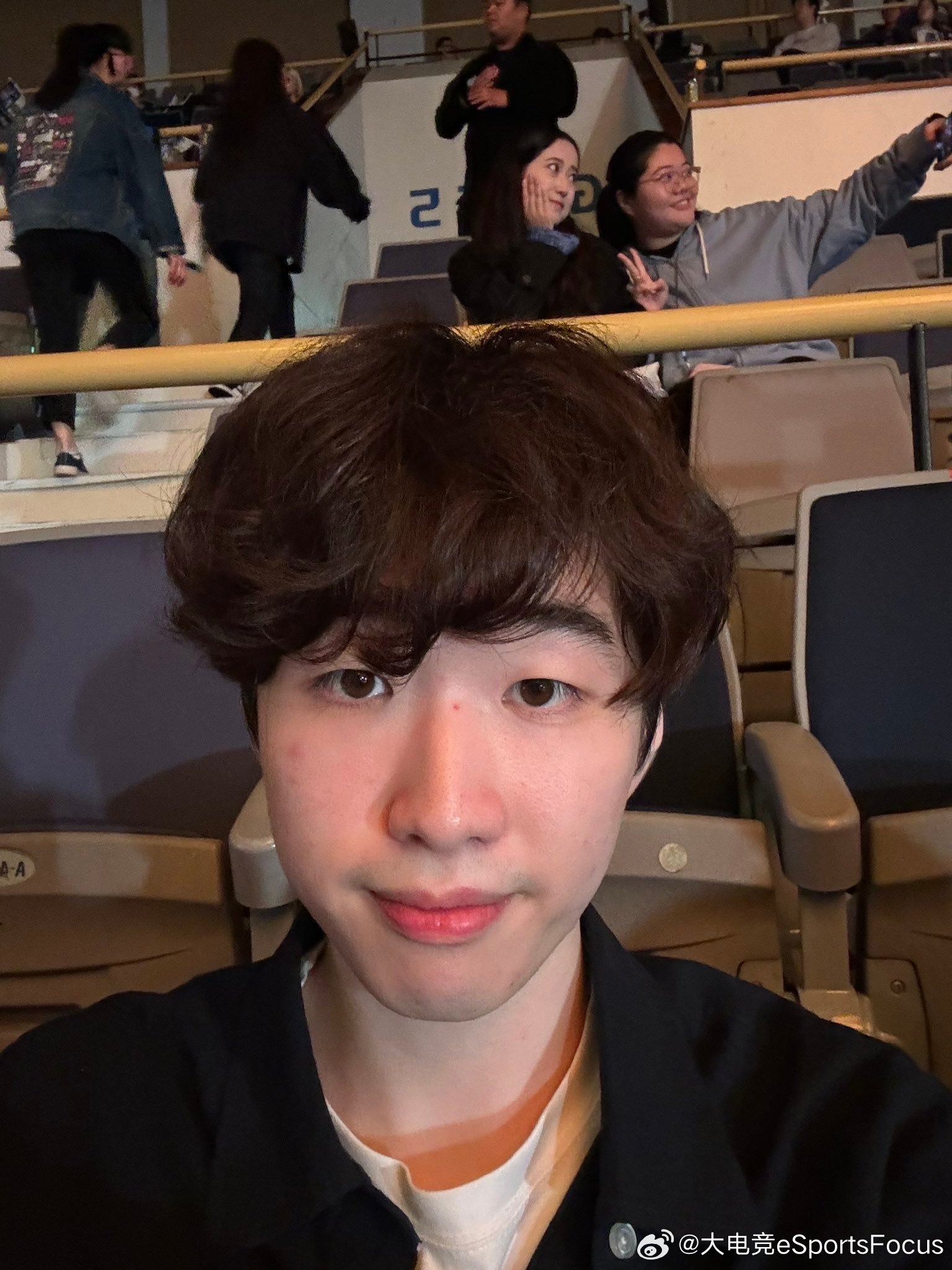 今天Ghost选手为了给Daeny教练应援来到现场啦|教练|英雄联盟_新浪新闻