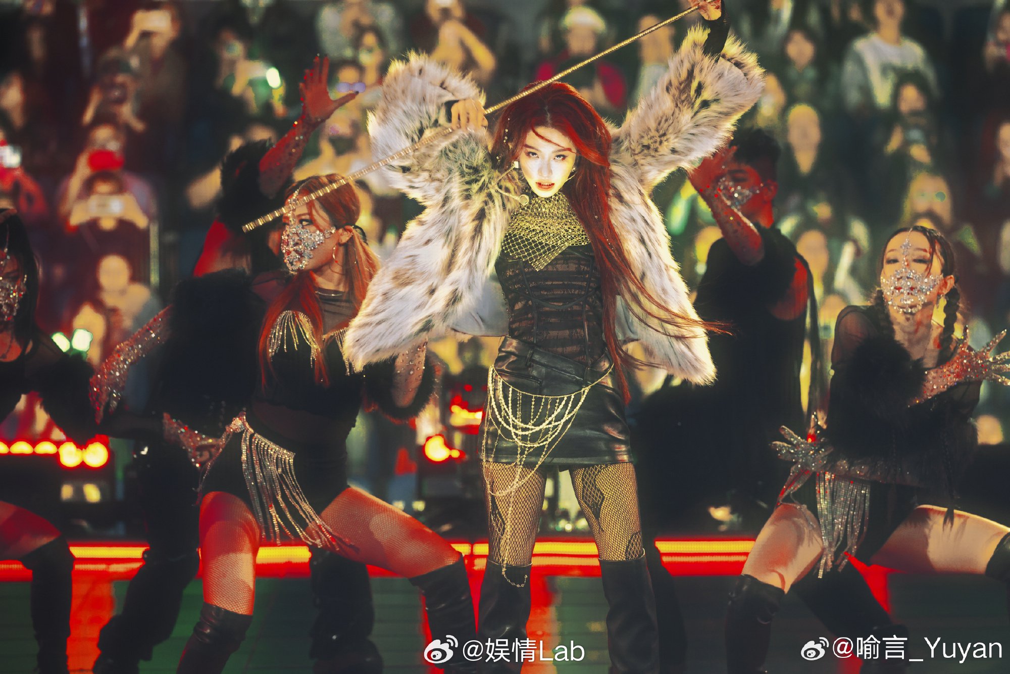 台上的@喻言_Yuyan 野性十足，称霸舞台！|喻言|演唱会|the9_新浪新闻