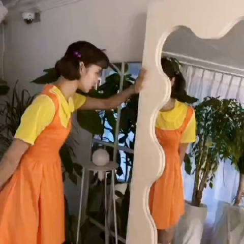 Lisa在去年万圣节cos木偶女孩！没想到今年Lisa就成了主角被cos|cos|Lisa_新浪新闻