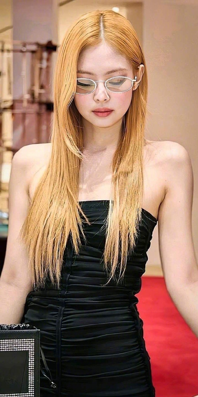 Jennie 又甜又拽|Jennie_新浪新闻