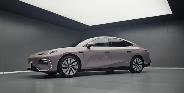 搭45英寸8K宽屏，银河E8正式亮相，最好看的吉利车？-新浪汽车