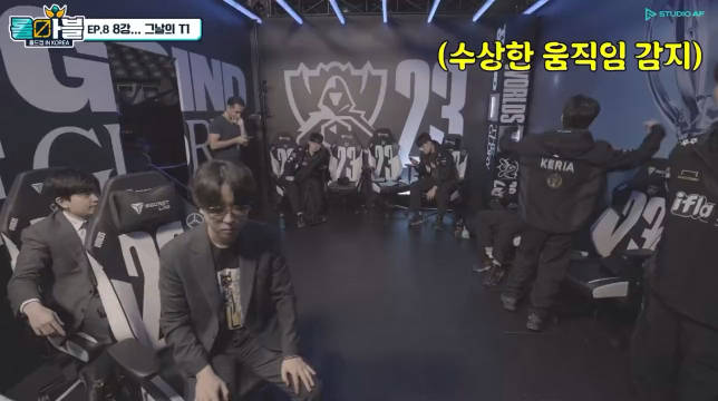 Oner好好坐着Keria突然打他 Oner：（举起手投降）……_新浪新闻