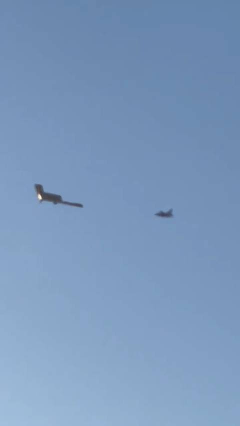 B-21突袭者在爱德华兹空军基地的F-16伴飞下在加利福尼亚州帕姆代……|B-21突袭者|加利福尼亚州|F-16_新浪新闻