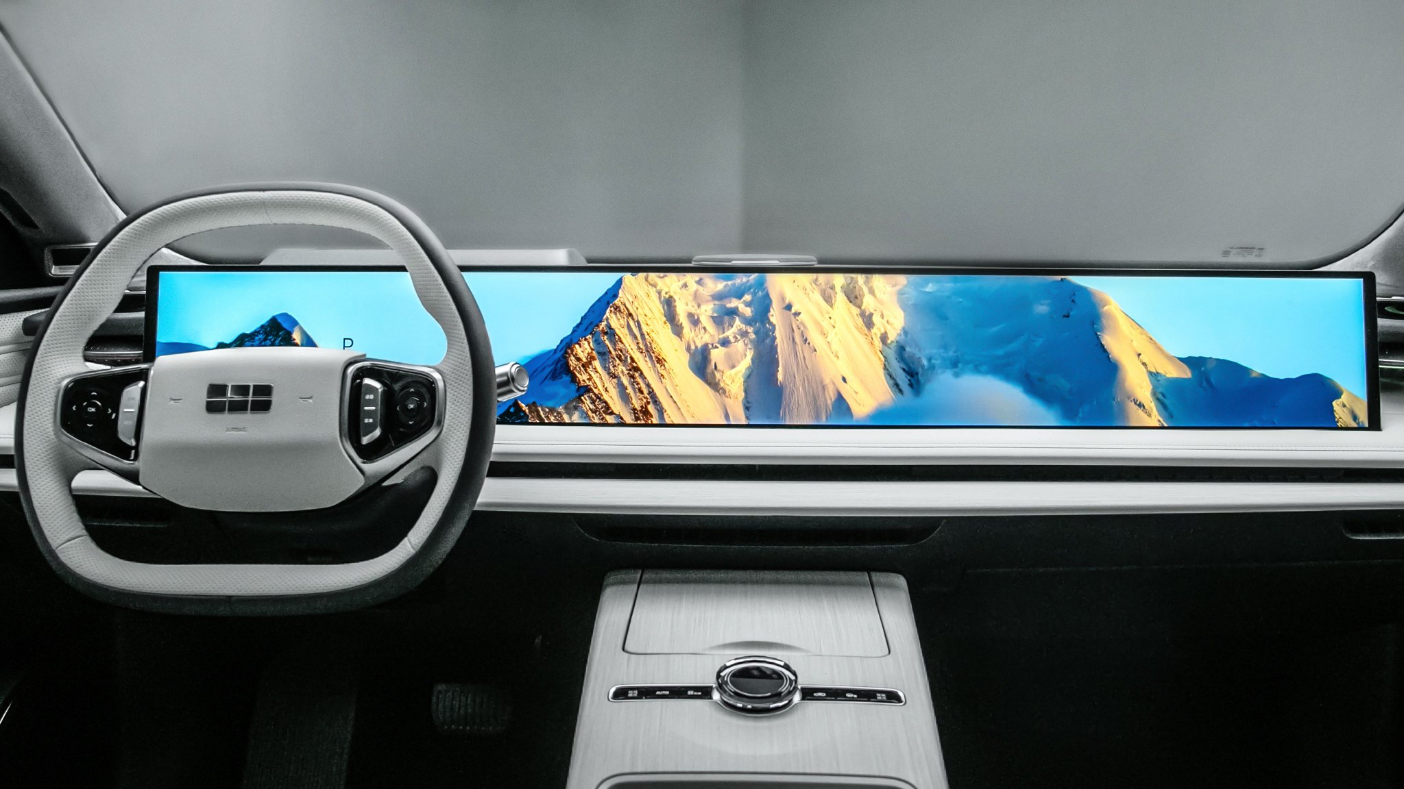 此次在广州车展首发亮相的吉利银河 E8……-新浪汽车