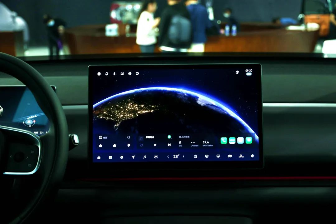 零跑C10国内首秀，搭载激光雷达，配800V+4C快充！-新浪汽车