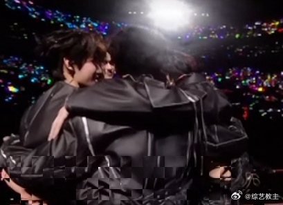 时代少年团拥抱在一起 严浩翔演唱会哭了|新冠肺炎_新浪新闻