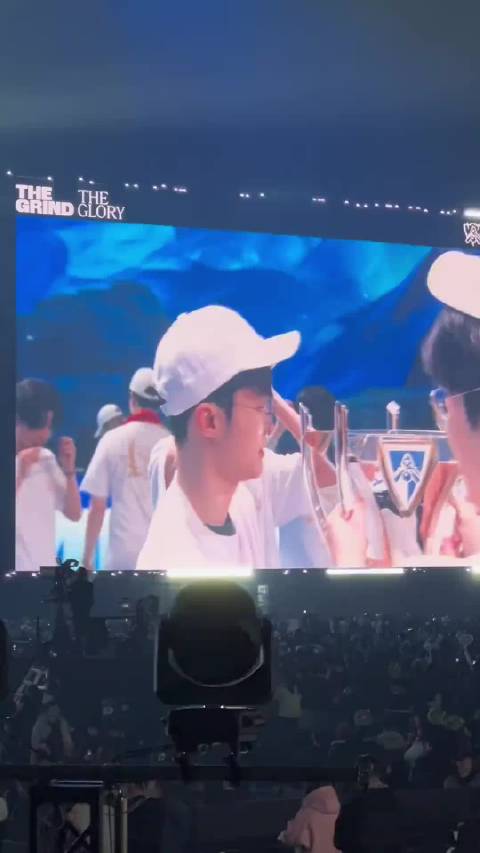 T1分享捧杯时刻， 四冠加冕！|T1|英雄联盟_新浪新闻