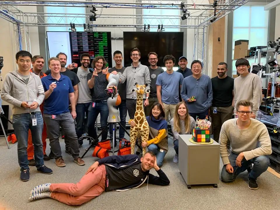 OpenAI"宫斗大戏"第二集？员工逼宫|微软_新浪财经_新浪网