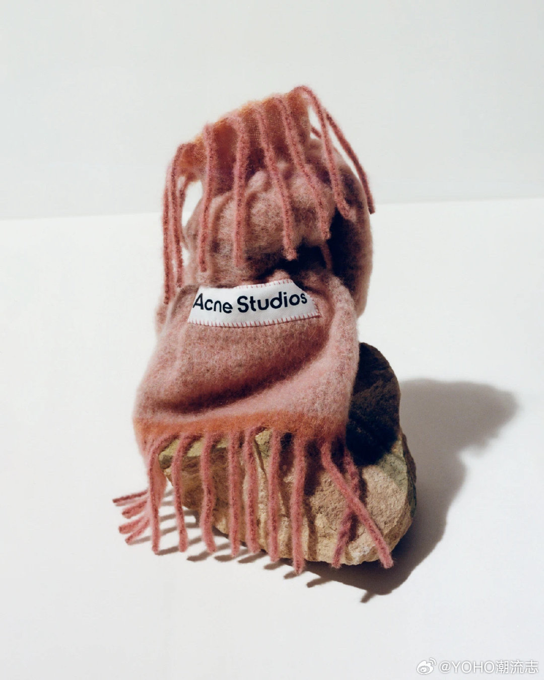 Acne Studios 标志性的舒适羊毛、羊绒和马海毛围巾……|Acne|羊绒_新浪新闻