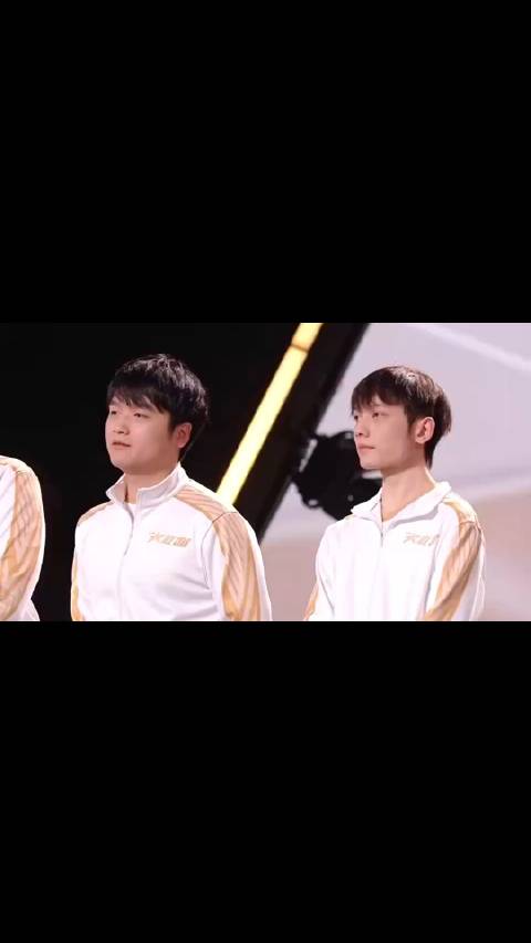LPL传奇赛MVP颁奖仪式：Langx获得MVP|传奇|lpl|MVP_新浪新闻