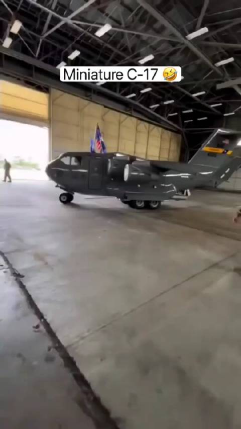 迷你版C-17运输机。 我们的摄影师用一部相机就能达到这个效果|相机_新浪新闻