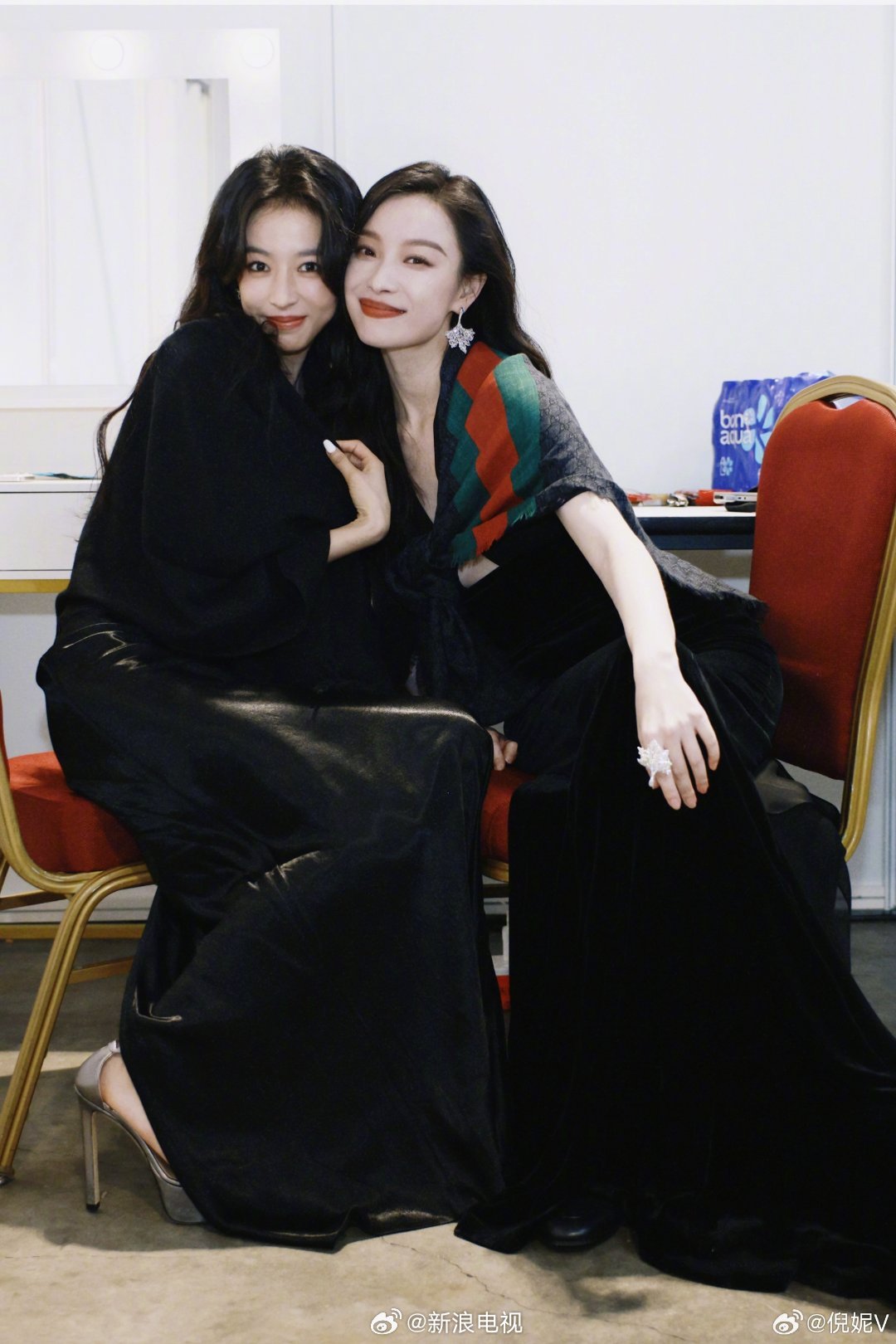 回应跟@周雨彤微博 星光大赏造型撞衫：“今天我俩有点默契 ”|周雨彤|星光大赏|倪妮_新浪新闻