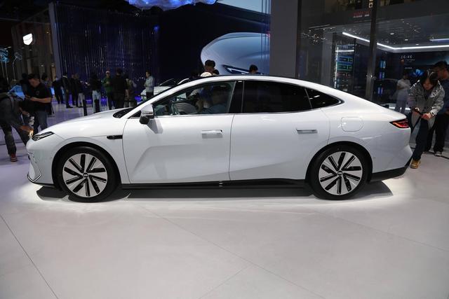 吉利银河E8开启预售，800V平台+45英寸大屏，18.8万元起-新浪汽车