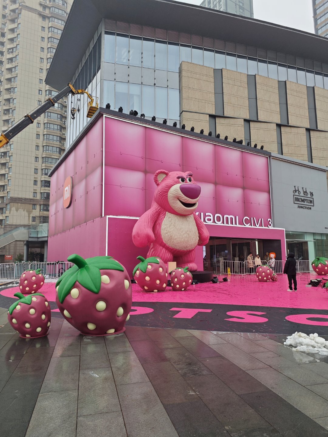 小米civi携手草莓熊，打造了惊艳的联名手机……|草莓熊|小米|手机_新浪新闻