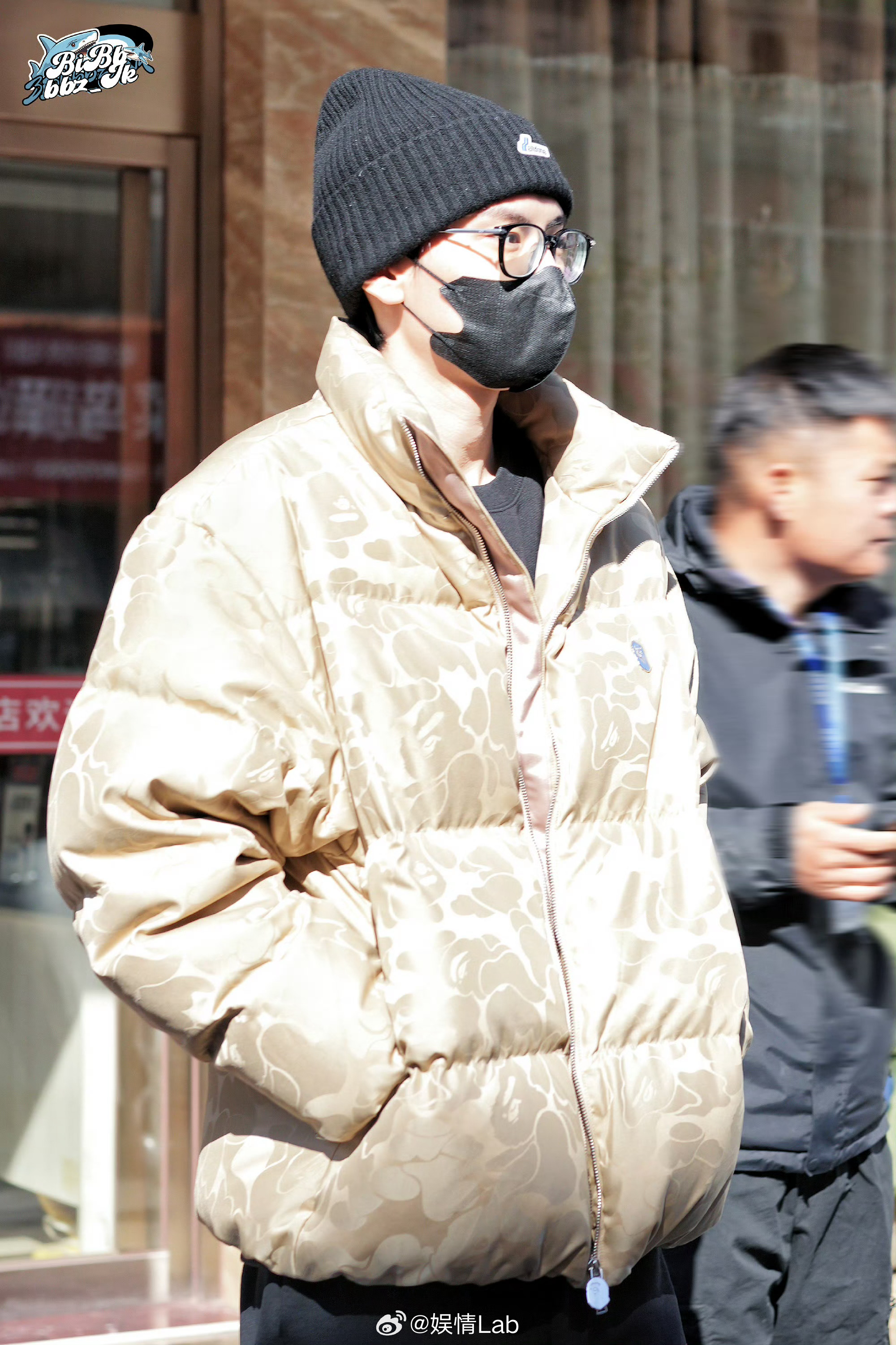 丨来看看今天上下班的@Biiiii毕雯珺 今天帅气依旧在线……|毕雯珺_新浪新闻