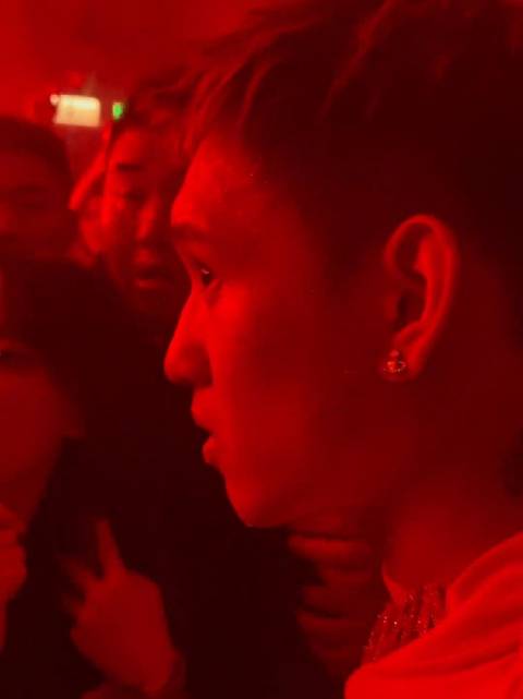 读者投稿！好可怕，Gali演出被泼液体！ CR.啵贤_新浪新闻