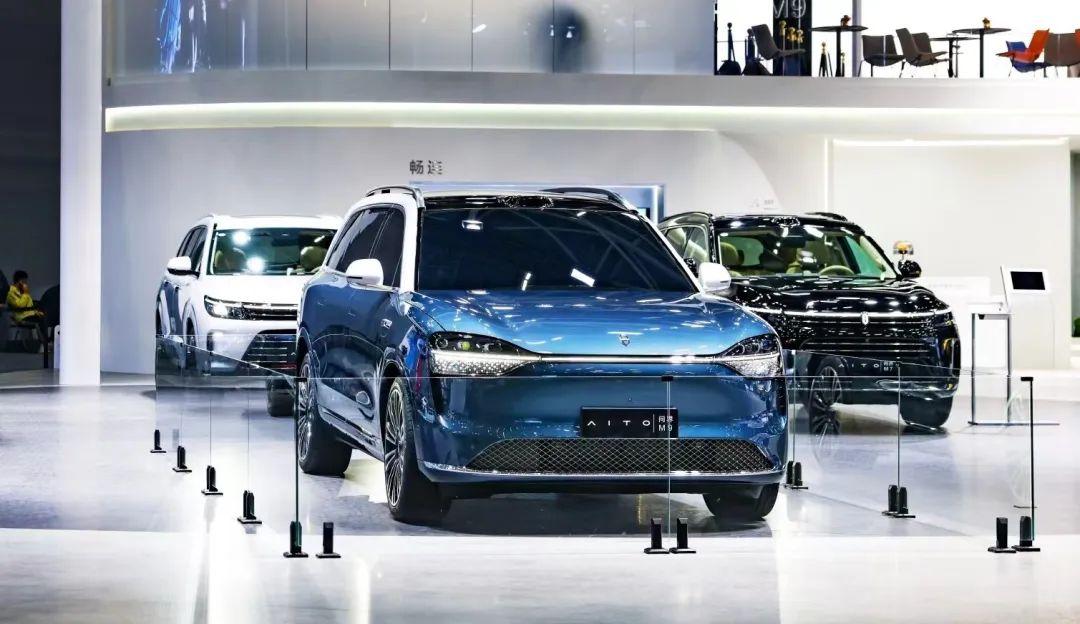 问界正面PK理想：M9预定量超5.4万个，L9如何迎战最强对手？-新浪汽车