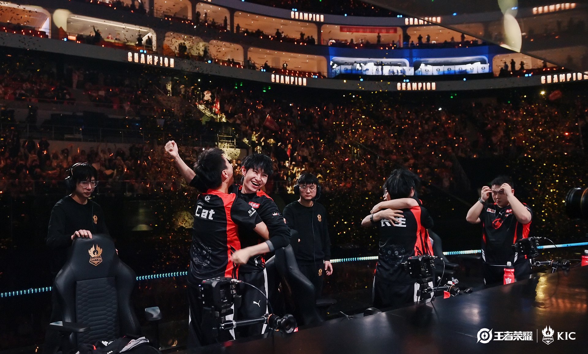 AG世冠捧冠军奖杯，一诺成射手位首个FMVP|世冠|FMVP_新浪新闻