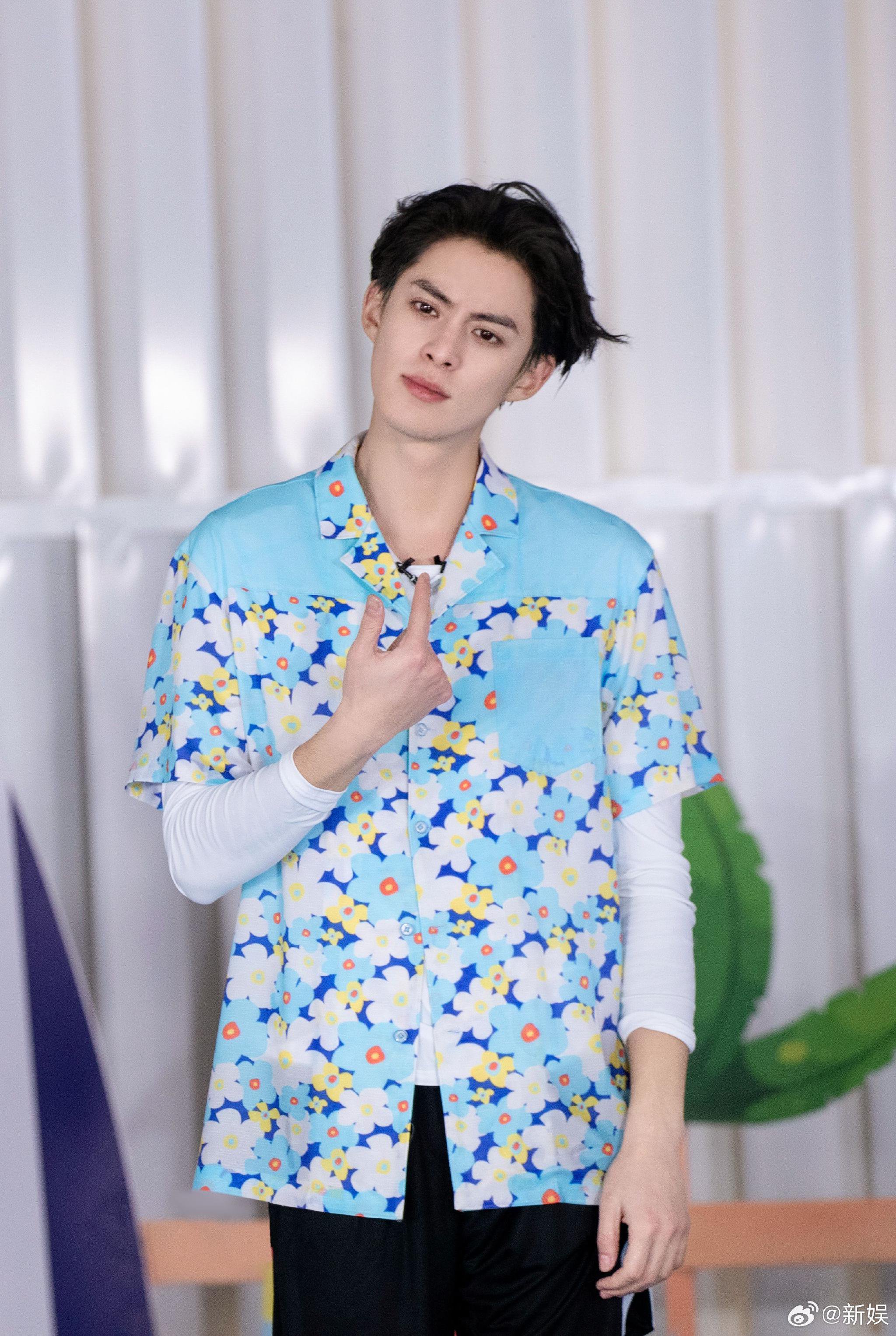 王鹤棣hi6花絮照掉落!|花絮|王鹤棣_新浪新闻