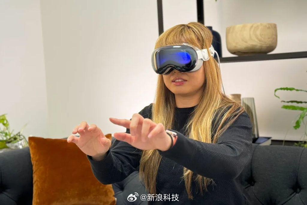 VisionPro媒体评测解禁：媒体称VisionPro戴20分钟感到疼痛，称赞VisionPro沉浸体验优秀|苹果_新浪新闻