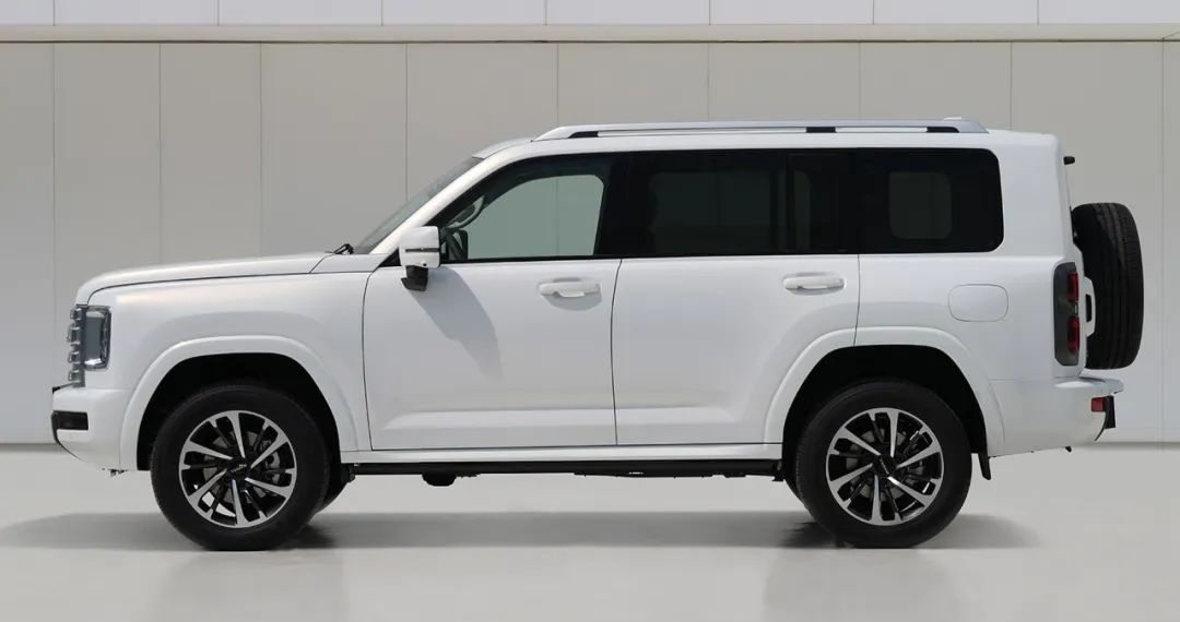 中国硬派越野老炮全面焕新！2.4T+9AT，比坦克500更有范？-新浪汽车