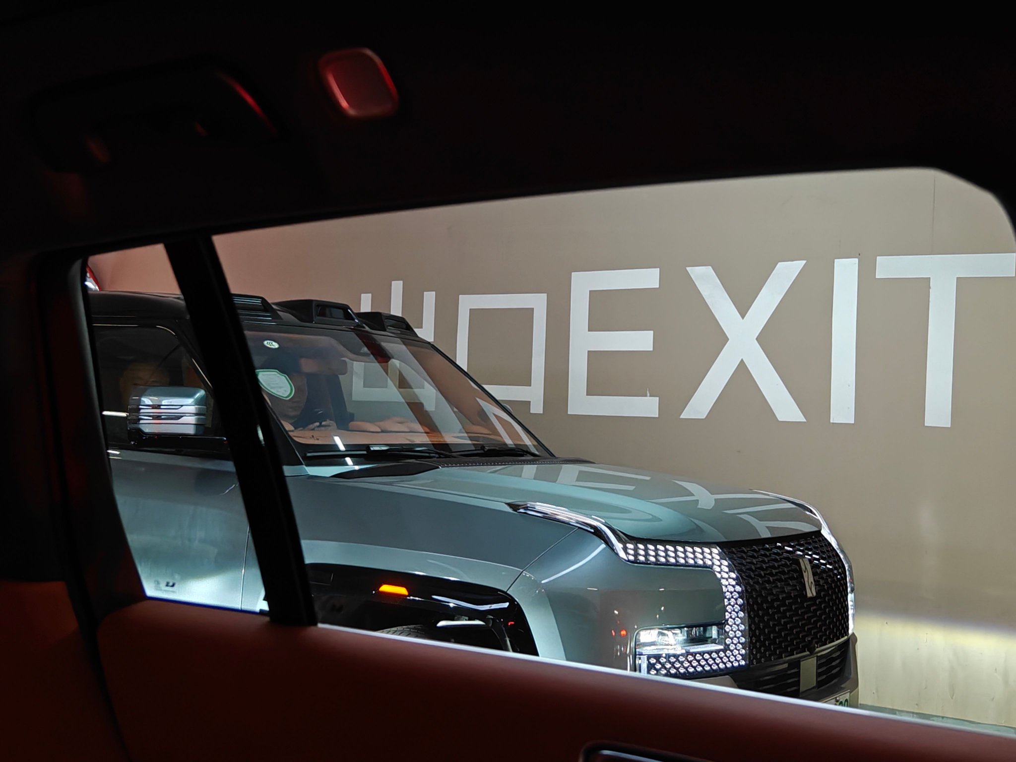 第一次在路上看见上牌的仰望 U8，这一看就是大哥开的车……-新浪汽车