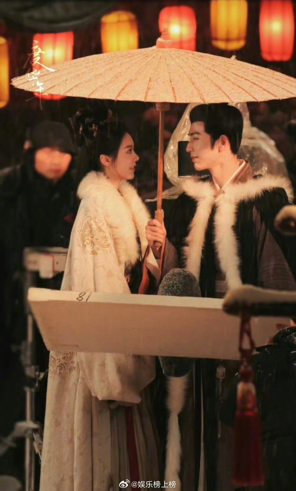 赵今麦张凌赫度华年同框撑伞路透……|赵今麦|张凌|撑伞_新浪新闻