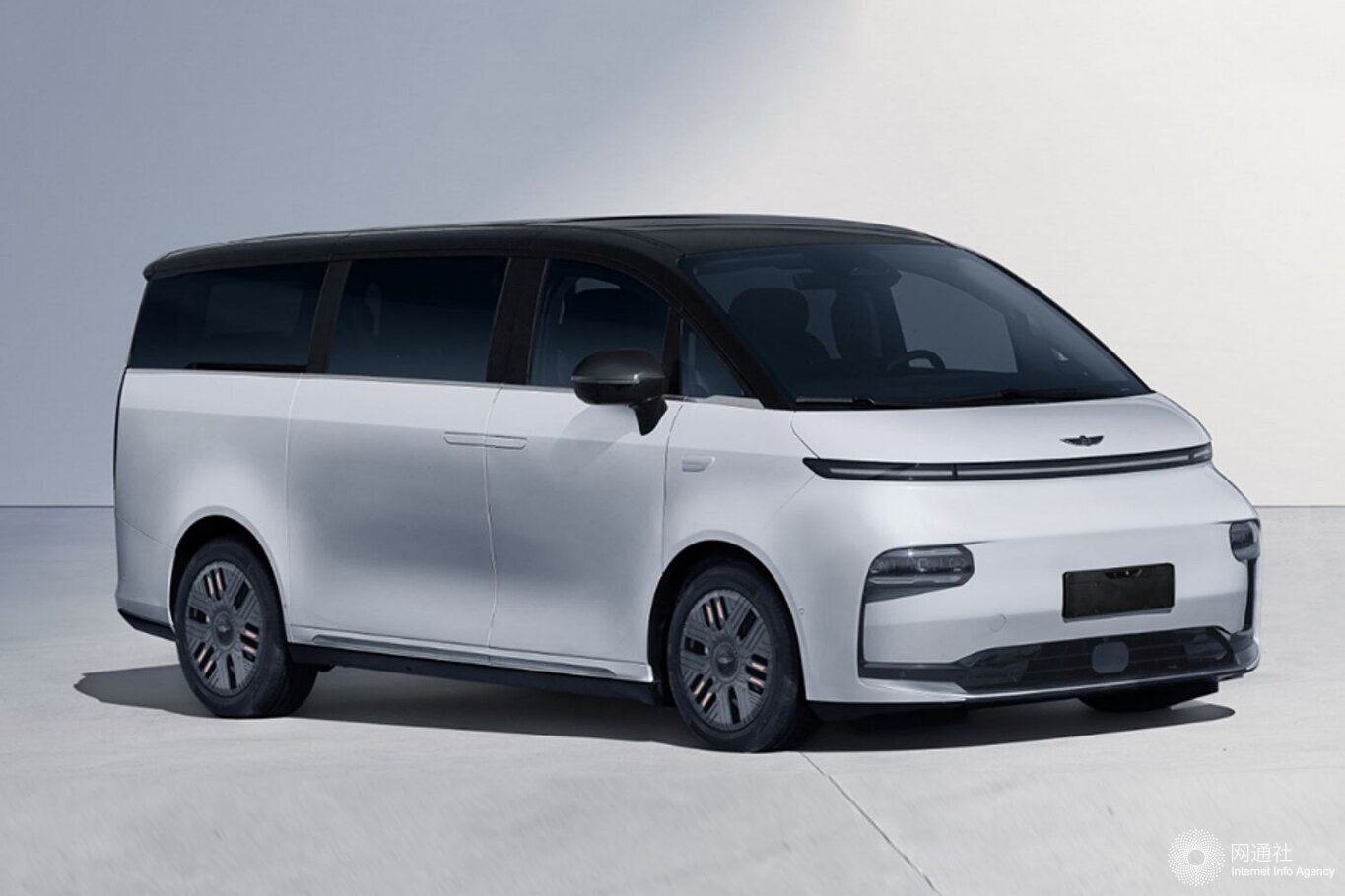 吉利LEVC L380样车正式下线 提供3-6座可选-新浪汽车