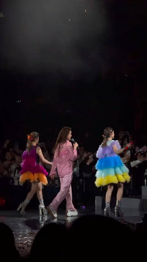 Twins演唱会尾场惊喜好姐妹容祖儿现身担任嘉宾……_新浪新闻