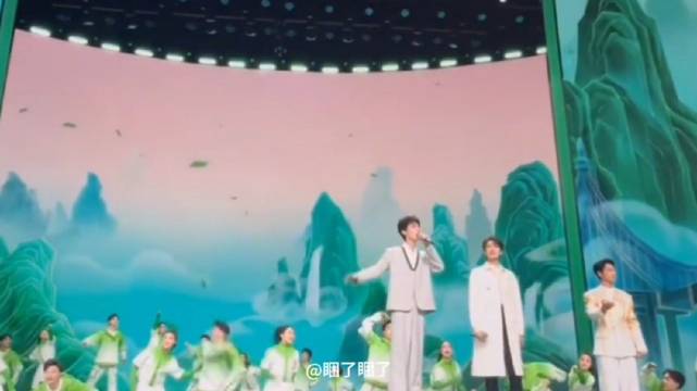 上春山2月7号彩排视频，走位和直播版一样_新浪新闻