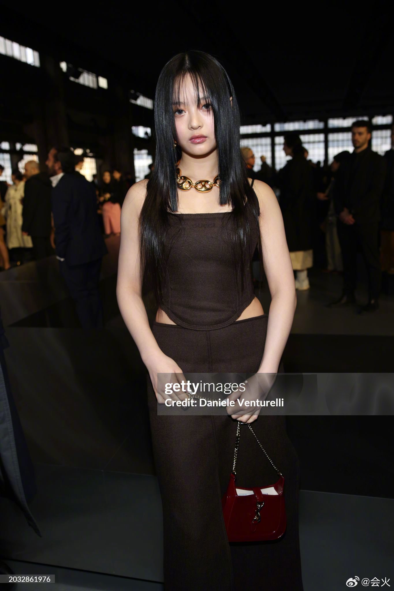 NewJeans成员Hanni米兰时装周看秀生图|米兰时装周_新浪新闻