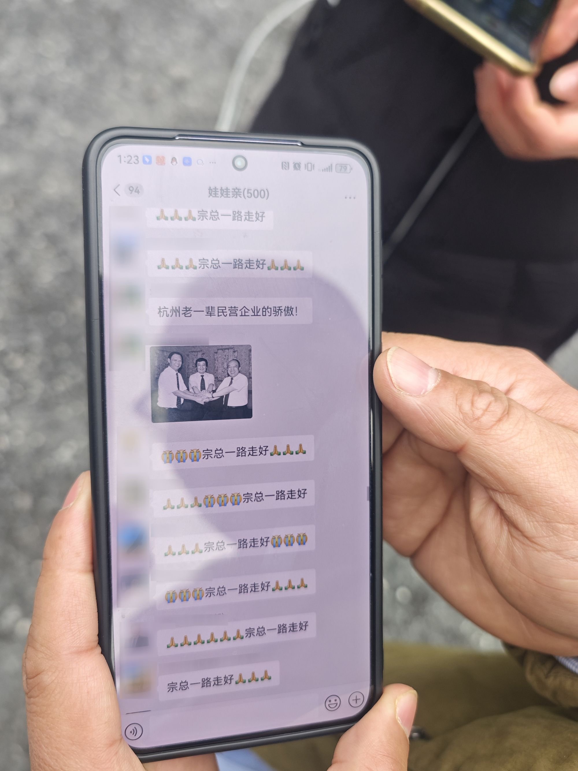 娃哈哈創始人宗慶後逝世，老員工前往娃哈哈老大樓獻花 - 新浪香港