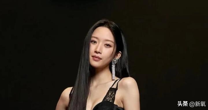 为了给奢牌站台从霸气红裙到情趣黑纱？这别又是第二个Lisa吧|妆容|Lisa_新浪新闻
