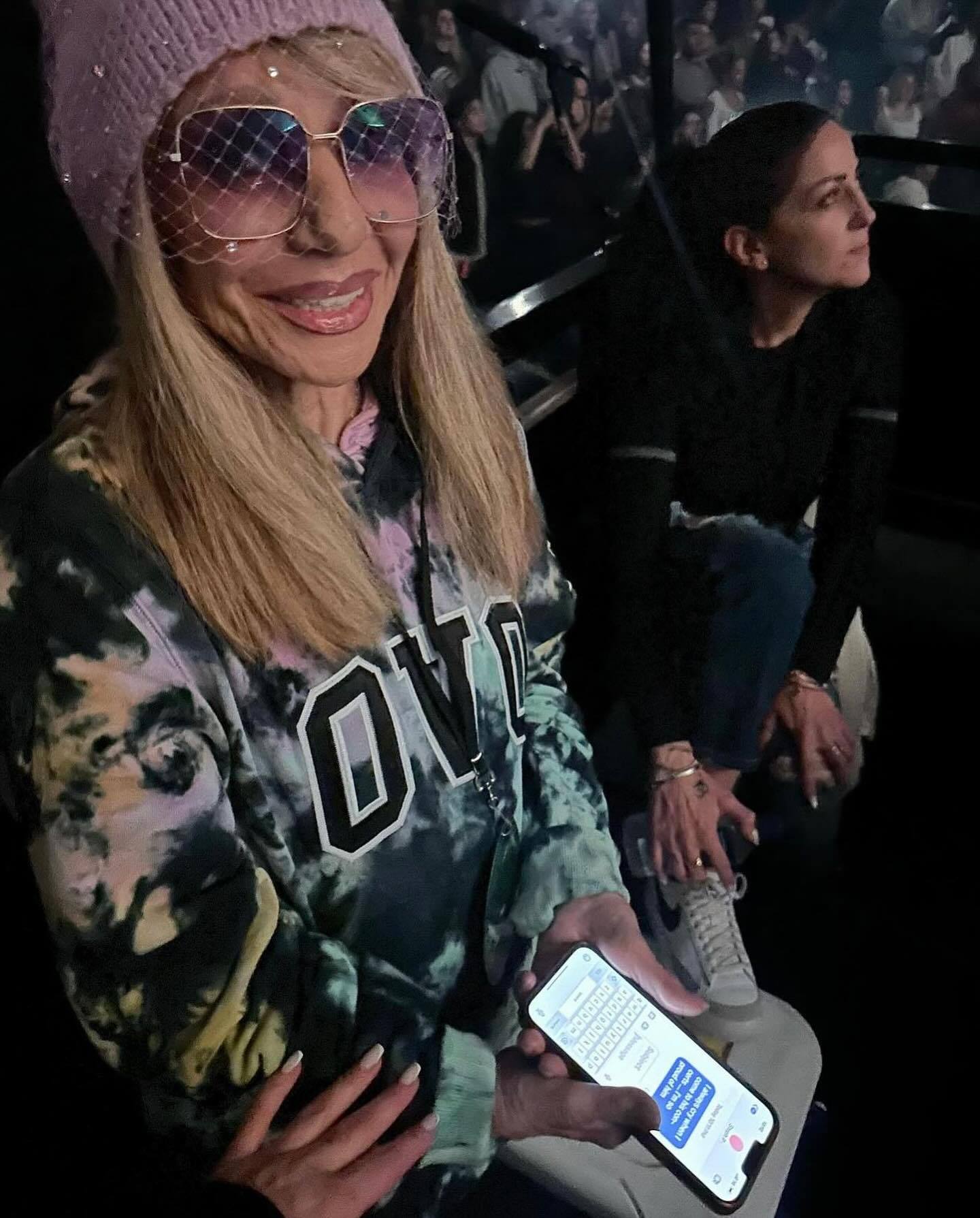 Drake的妈妈短信：I always cry when I come to his concerts……|短信_新浪新闻