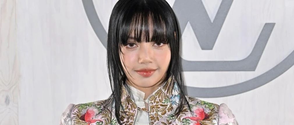 Lisa被指丰臀过度，盲目追求欧美风比例失调，还没得到豪门男友承认|Lisa_新浪新闻