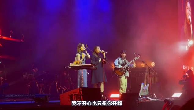 又破次元壁了！房东的猫在今晚香港演唱会现场和卫兰合唱《街灯晚餐》_新浪新闻