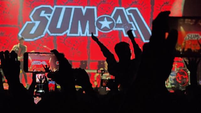 SUM 41 不愧是顶级乐队，现场表现无可挑剔……_新浪新闻