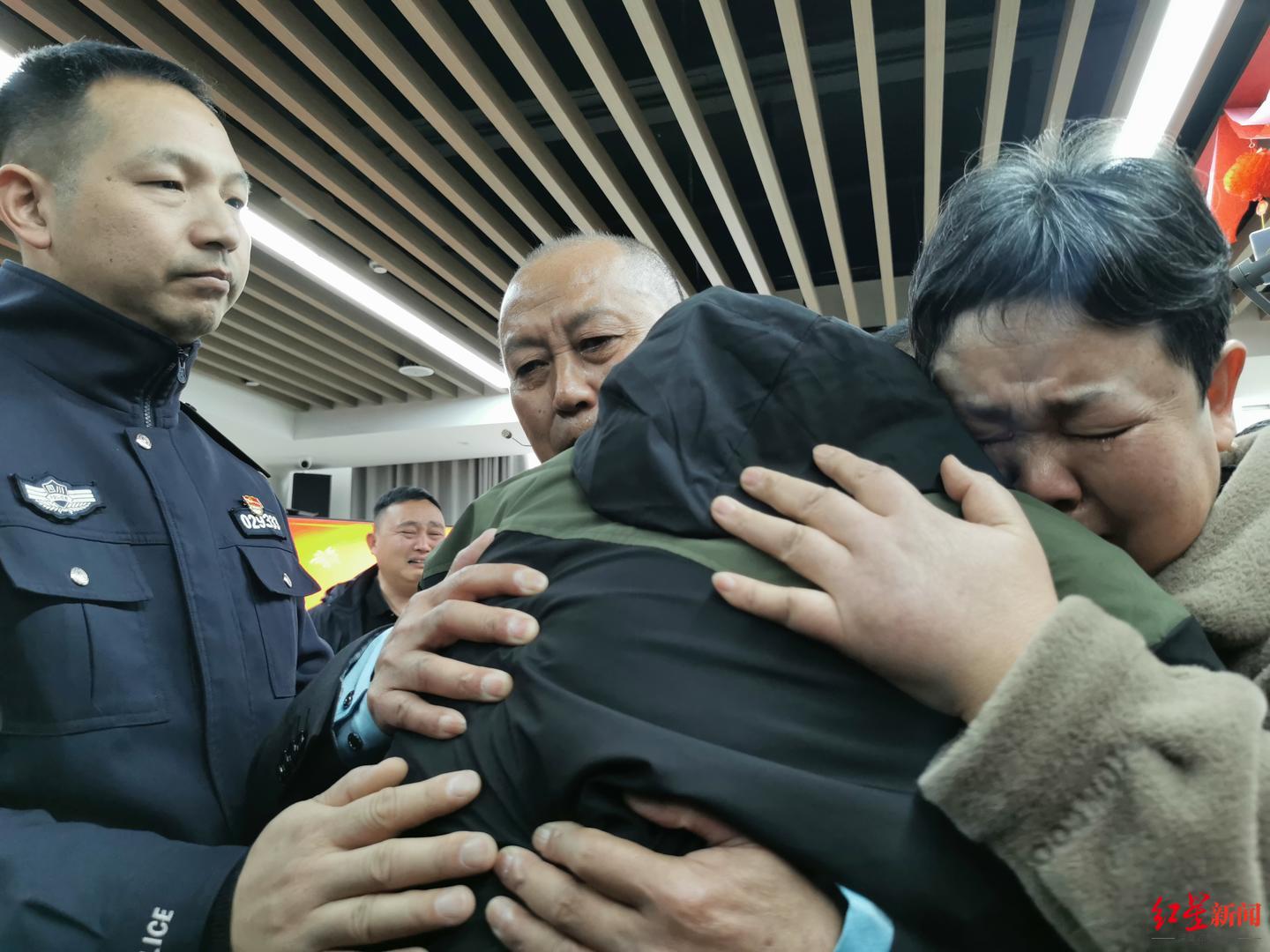 “追人贩的爸爸”：曾和警察追回3名被拐儿童，3人贩获死刑，33年后终和被拐儿子团圆|余富强|安阳市|绵阳市|余波|警方_新浪新闻
