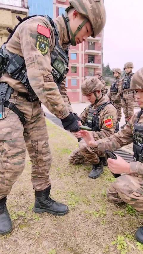 中国武警实弹发射QBU-201狙击。使用12.7毫米子弹_新浪新闻