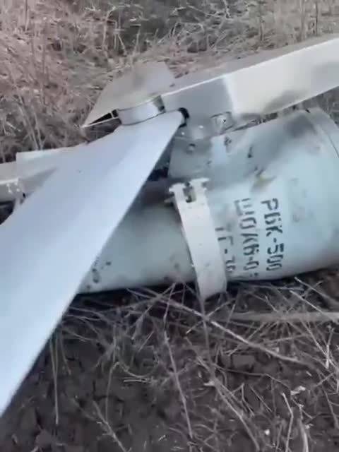 俄乌前线的很多乌军士兵都拍到了UMPK集束炸弹的改装套件残骸…|俄乌|集束炸弹|乌军_新浪新闻