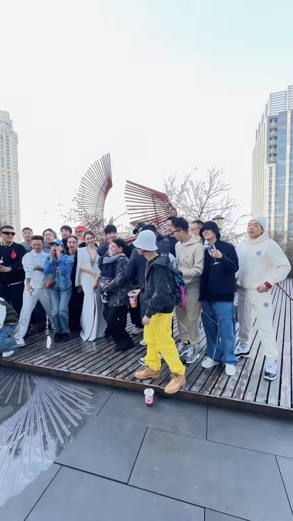 大量Rapper现身早安婚礼！你都看到了谁！🔥 评论区里给我打出来！|婚礼_新浪新闻
