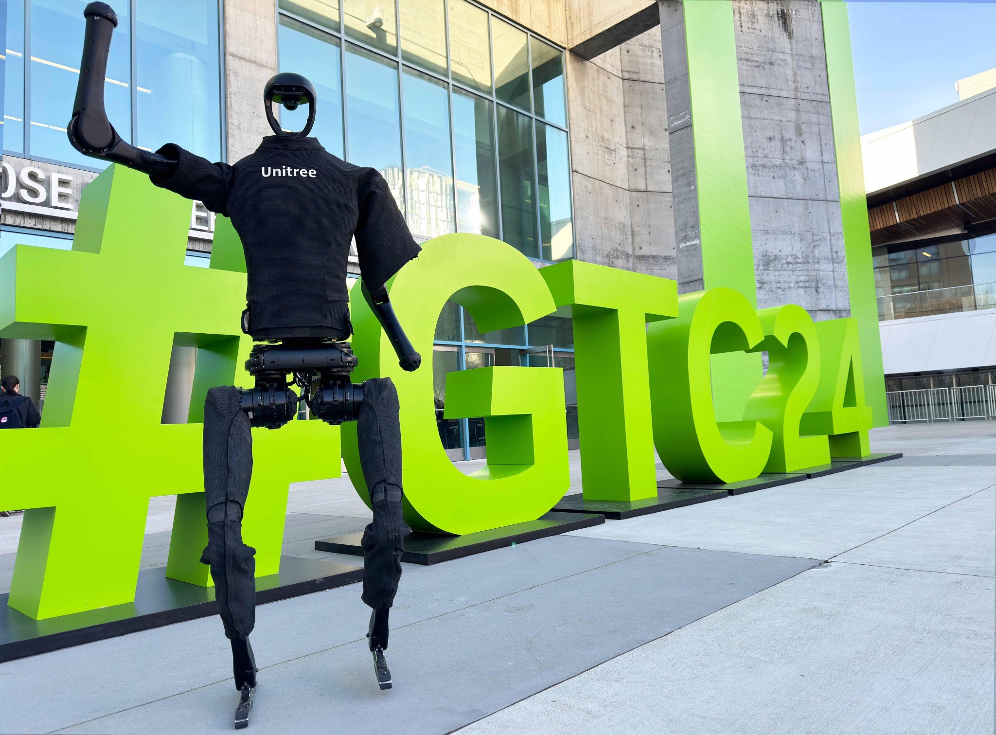 英伟达GTC大会丨宇树通用人形机器人H1与全球共同拥抱AI|英伟达|机器人|通用_新浪新闻