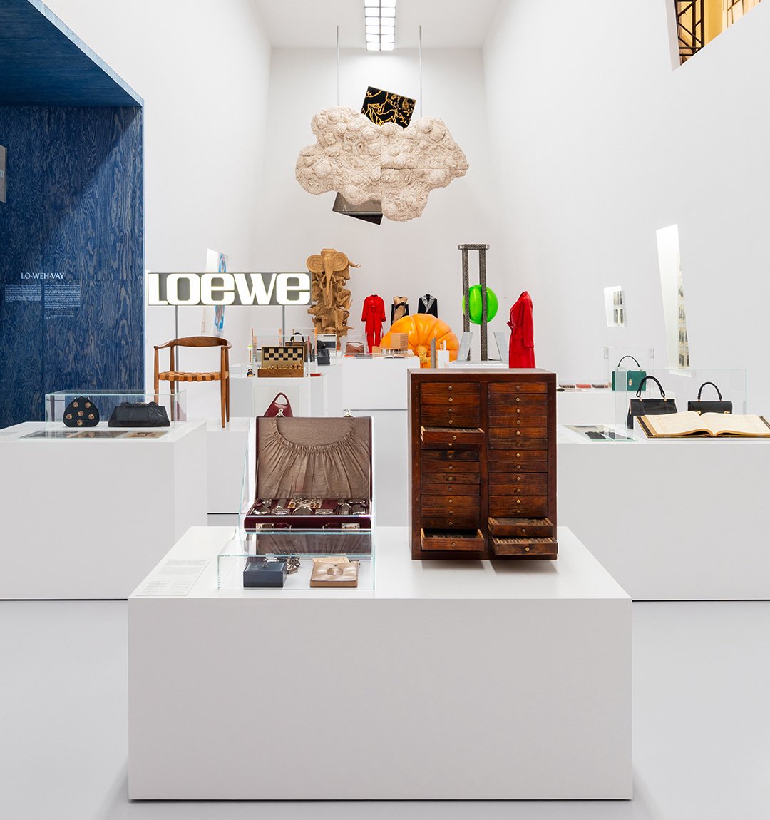 LOEWE为什么在成立178年后才举办首个回顾大展？|LOEWE|西班牙_新浪新闻