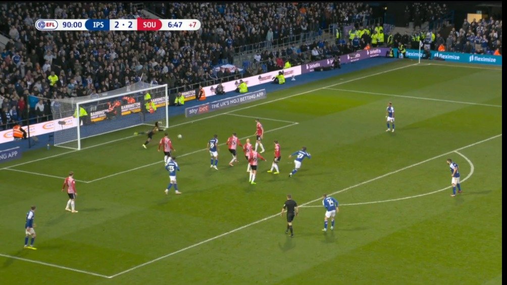 伊普斯维奇昨晚3-2读秒绝杀南安普顿，多赛一场领跑英冠…_新浪新闻